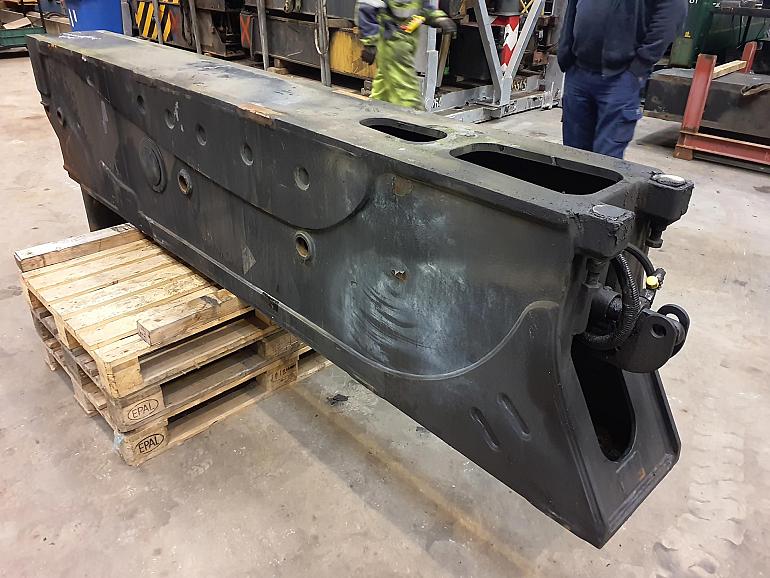 Outrigger beams | Grove GMK 6400 outrigger beam front | UCM Holland