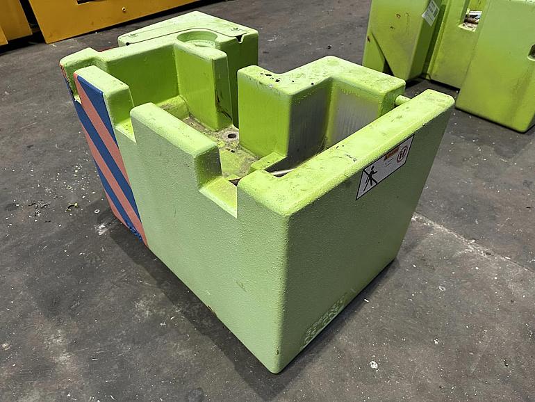 Counterweights | Liebherr LTM 1050-3.1 counterweight right 2.2 ton ...