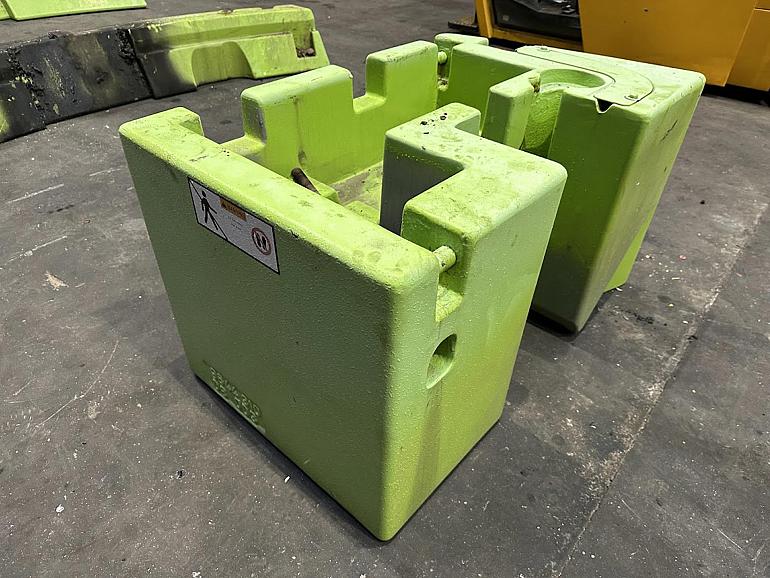 Counterweights | Liebherr LTM 1050-3.1 counterweight right 2.2 ton ...