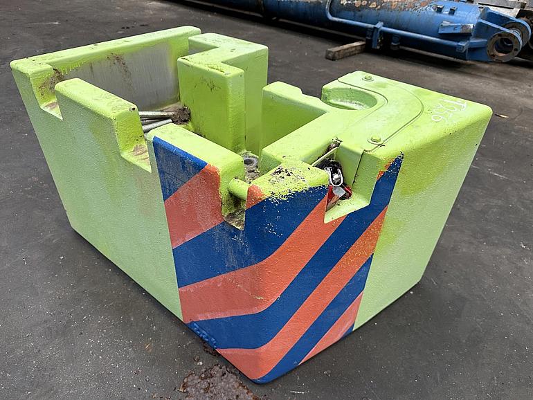 Counterweights | Liebherr LTM 1050-3.1 counterweight left 2.2 ton | UCM ...